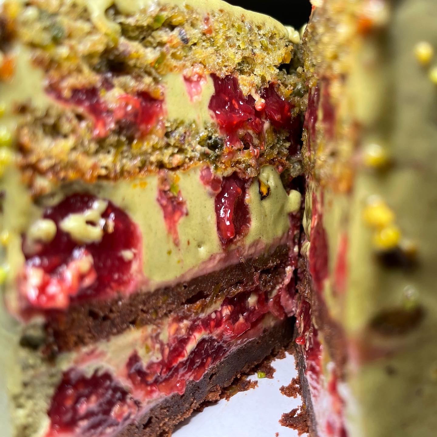 PISTACHIO & RASPBERRIES 1.5 KG – La Nadiniere – Bake Shop